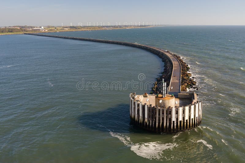 Rompeolas foto de archivo. Imagen de coastline, nubes - 1655614
