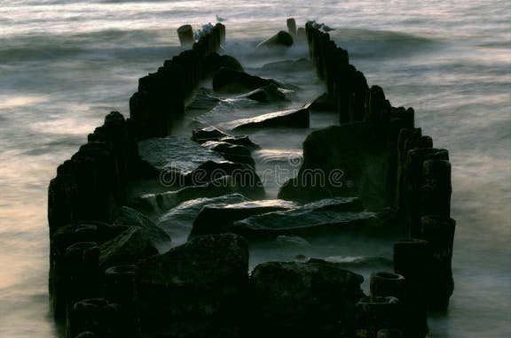 Rompeolas imagen de archivo. Imagen de madera, agua, rompeolas - 273427