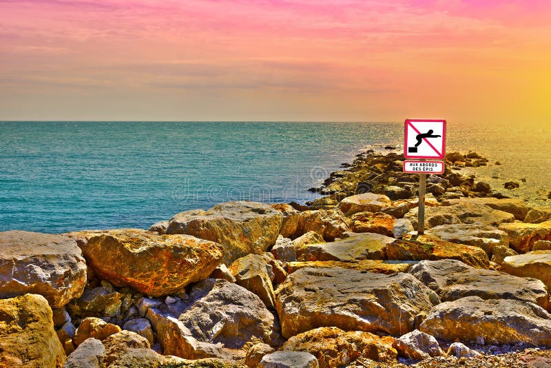 Rompeolas Que Protege La Playa Foto de archivo - Imagen de puerto ...