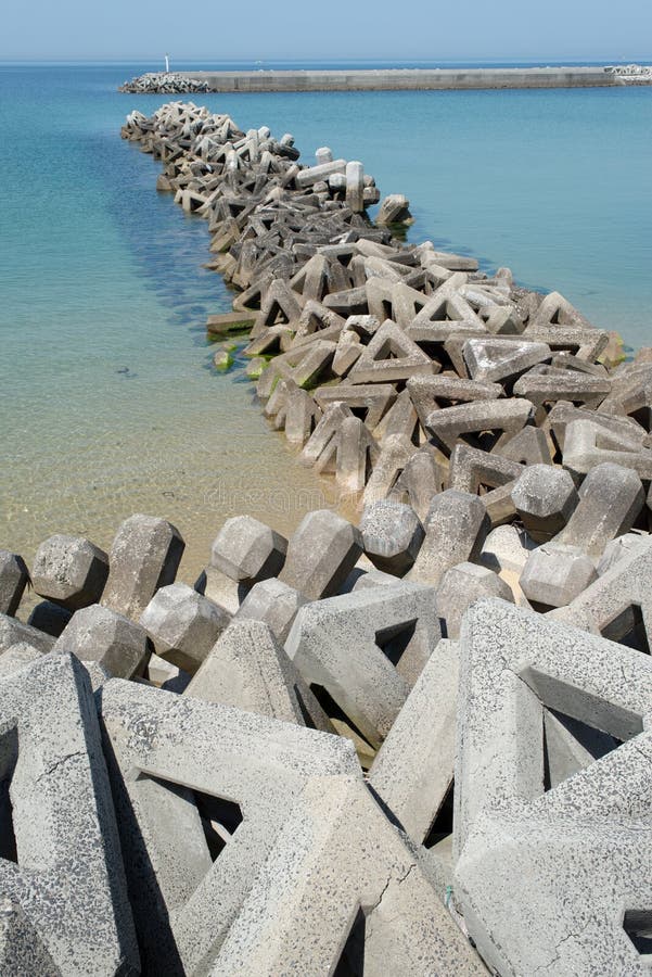Rompeolas Con Los Bloques De Cemento Foto de archivo - Imagen de ...