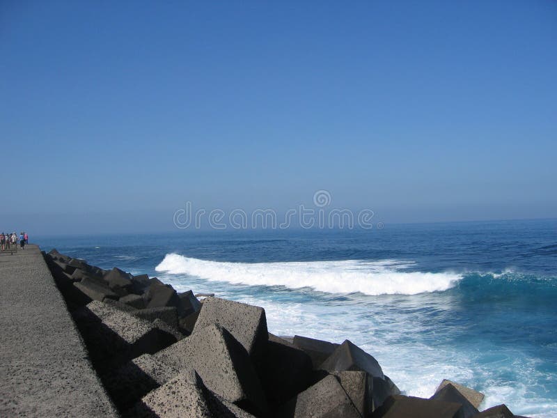 Rompeolas Con Los Cubos De La Roca En España Imagen de archivo - Imagen ...