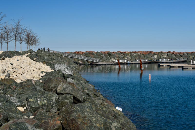 Rompeolas De La Roca Del Granito Foto editorial - Imagen de marzo, roca ...