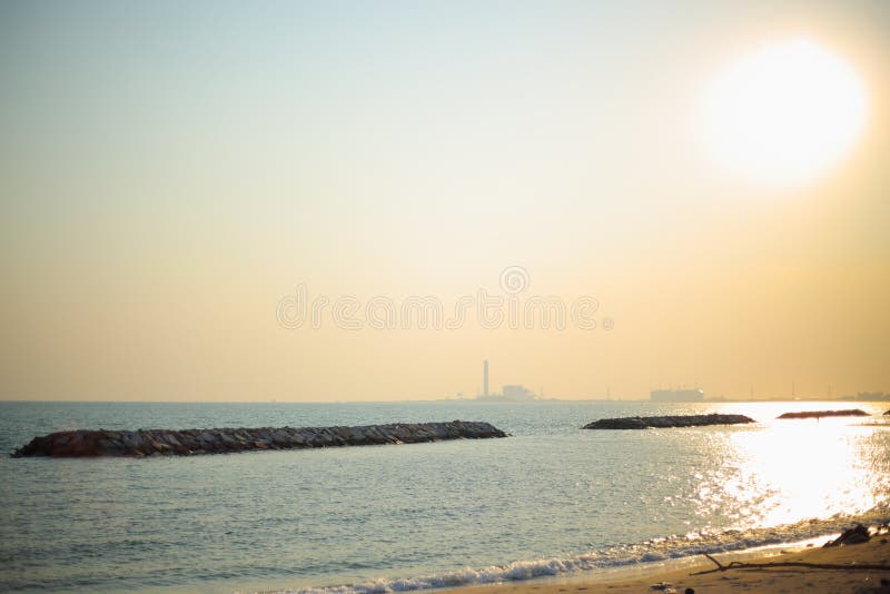 Rompeolas De La Roca E Industrial Foto de archivo - Imagen de turismo ...