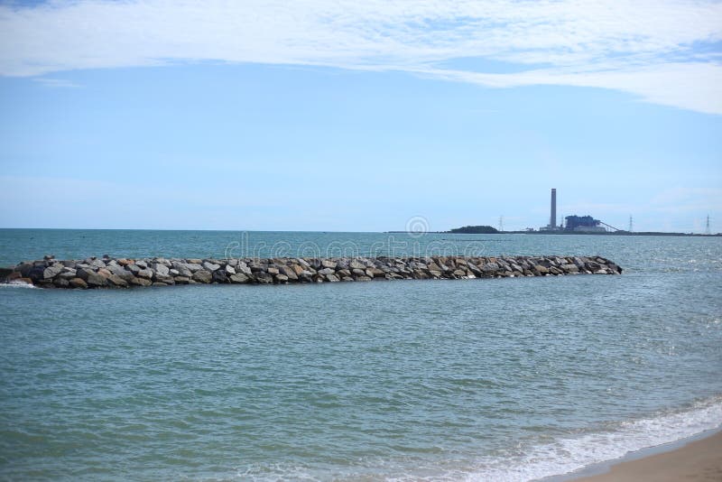 Rompeolas De La Roca Y Cielo Azul Imagen de archivo - Imagen de ...