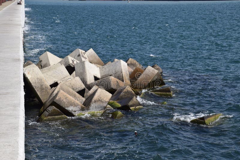 Rompeolas De Las Figuras De Piedra Rectangulares Foto de archivo ...