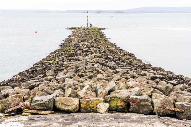 Rompeolas de piedra foto de archivo. Imagen de nadie - 100439192