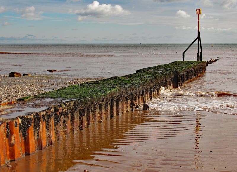 Rompeolas En El Mar Con El Metal Viejo Que Cerca El Muelle Del Puerto ...
