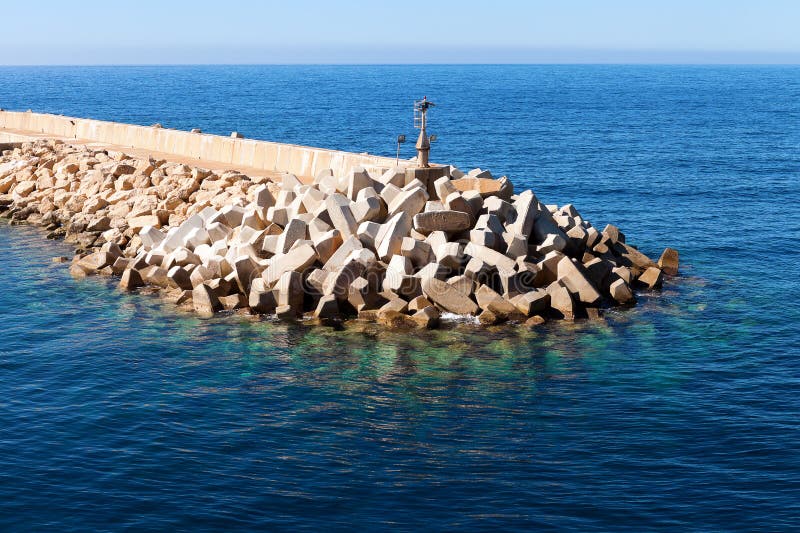 Rompeolas En El Mar Azul Cristalino Foto de archivo - Imagen de onda ...