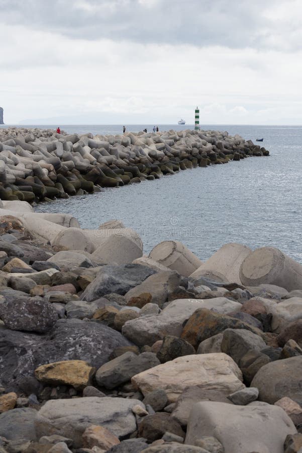 Rompeolas En El Puerto De Funchal, Isla De Madeira Imagen de archivo ...