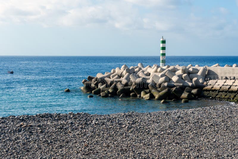 Rompeolas En El Puerto De Funchal, Isla De Madeira Imagen de archivo ...