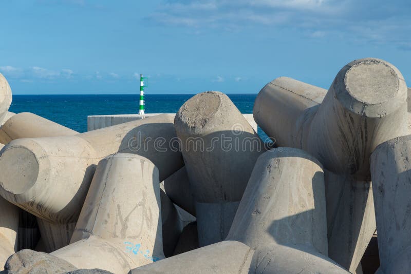 Rompeolas En El Puerto De Funchal, Isla De Madeira Foto de archivo ...