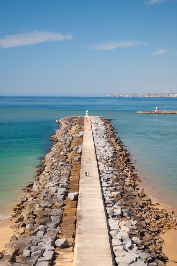 Rompeolas En La Playa De Algarve, Portugal Foto de archivo - Imagen de ...