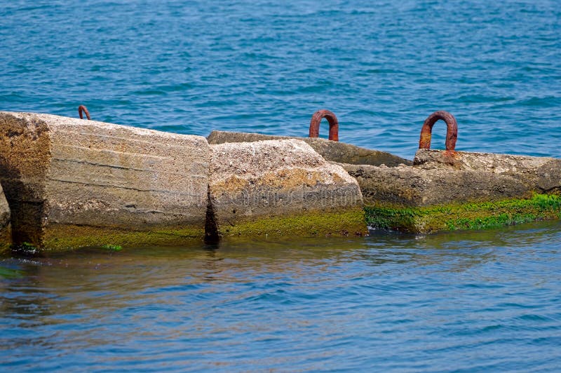 Rompeolas grande en el mar foto de archivo. Imagen de exterior - 153048134