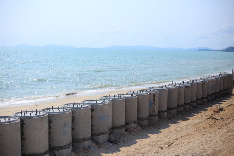 Agua De Rompeolas De Hormigón Y Una Torre Verde Con Un Pequeño Barco Y ...