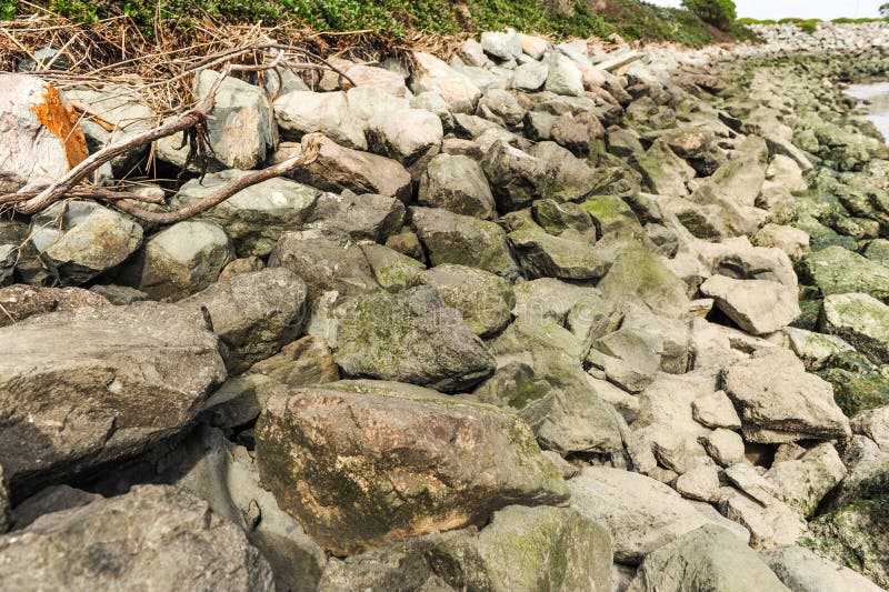 Rompeolas Hecho De Rocas a Lo Largo De Una Orilla Imagen de archivo ...