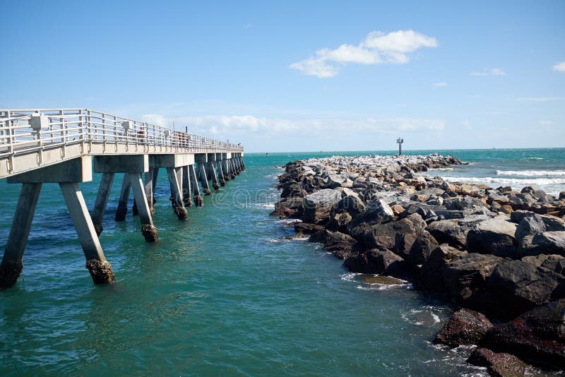 Rompeolas Natural De La Roca Junto a Un Embarcadero Imagen de archivo ...