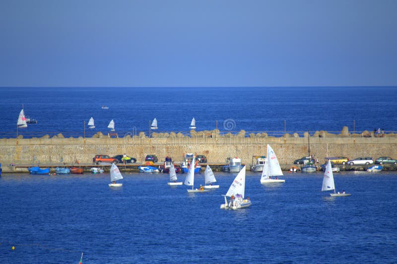 Rompeolas Y Barcos Que Compiten Con Imagen editorial - Imagen de ...