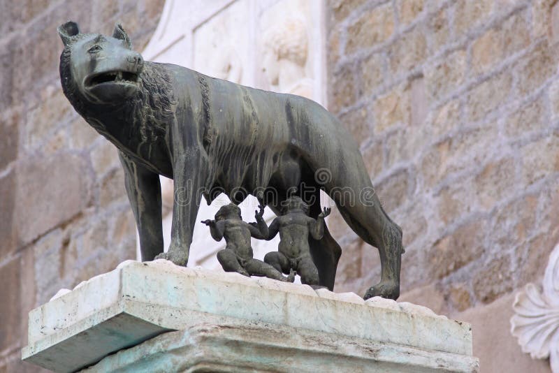 Estatua De Romulus Y Fundadores De Remo De La Alimentación De Los Lobos ...