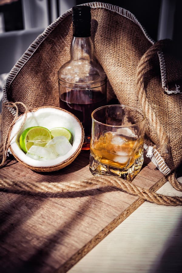 Ron Con Hielo Y Coco, Una Botella De Ron Con Lima Foto de archivo ...