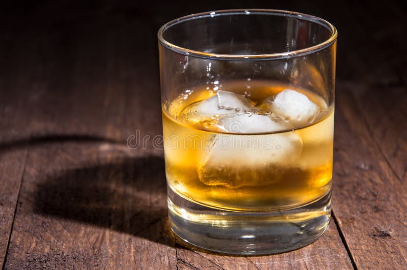 Ron en las rocas imagen de archivo. Imagen de vaso, gris - 3334521