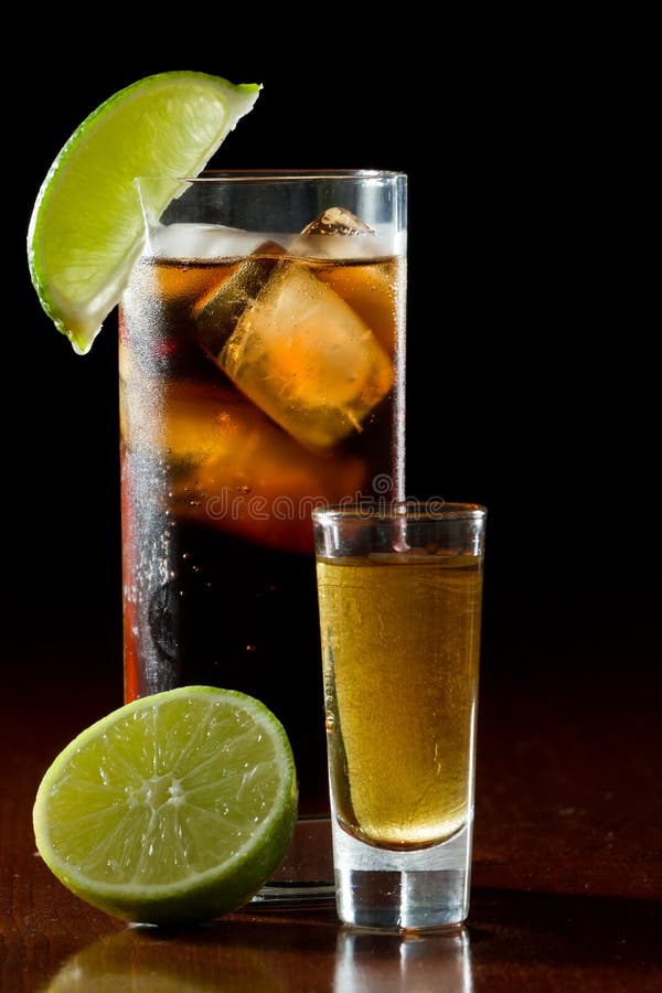 Cuba Libre - ron y cola imagen de archivo. Imagen de dulce - 35287711