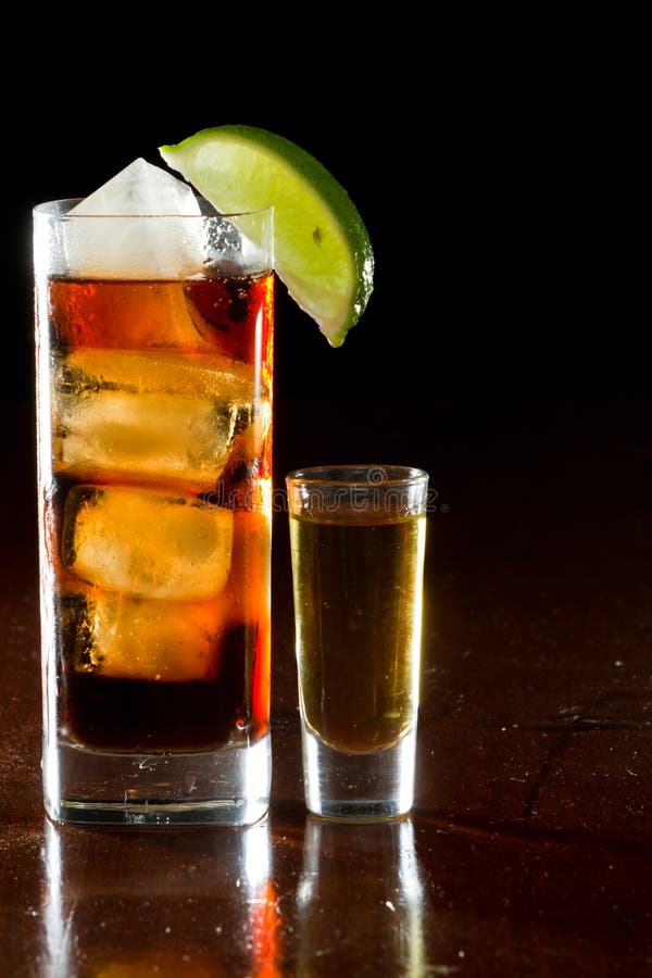 Ron y cola foto de archivo. Imagen de negro, coctel, whisky - 32750860