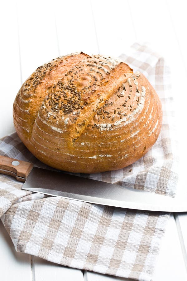 Rond brood op keukenlijst stock foto. Image of brood - 18393194