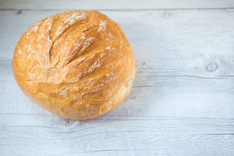 Rond Brood Donker Brood Op Voedseldocument, Zwarte Achtergrond Stock ...