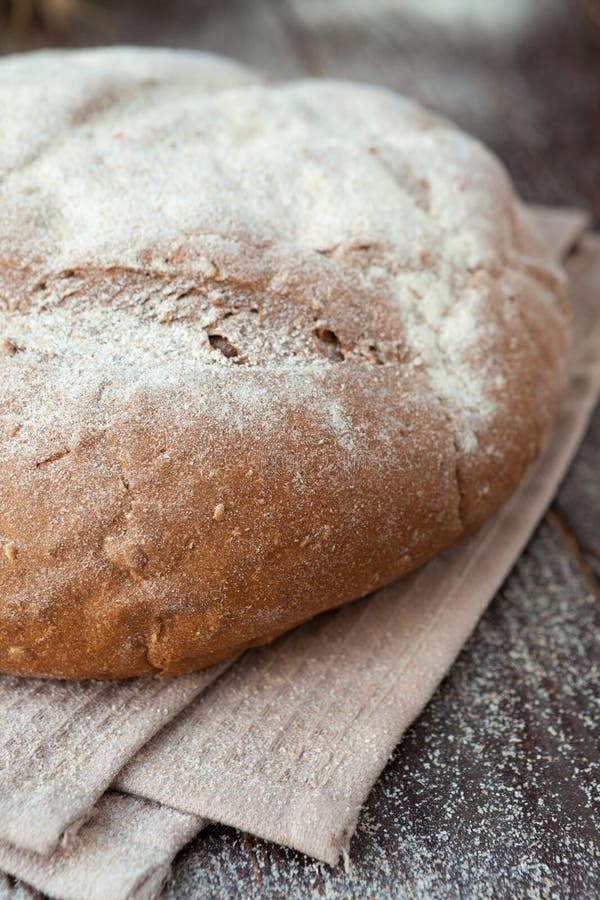 Rond Brood Van Brood Op De Raad Stock Foto - Image of stukken ...