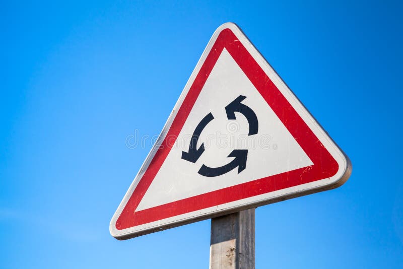 Travail En Cours De Panneau Routier De Triangle Dans La Route Image ...