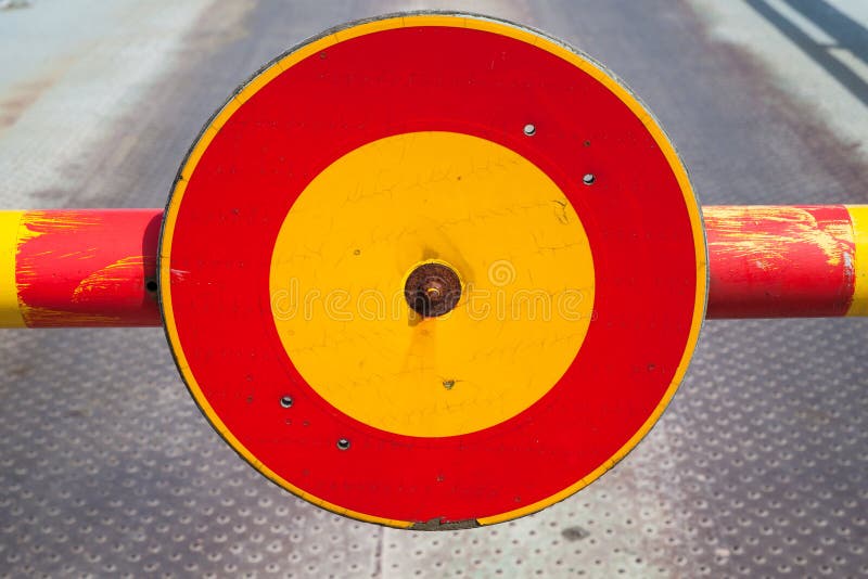 Rond Rood En Geel Eindeteken Op Tolweg Stock Foto - Image of verkeer ...