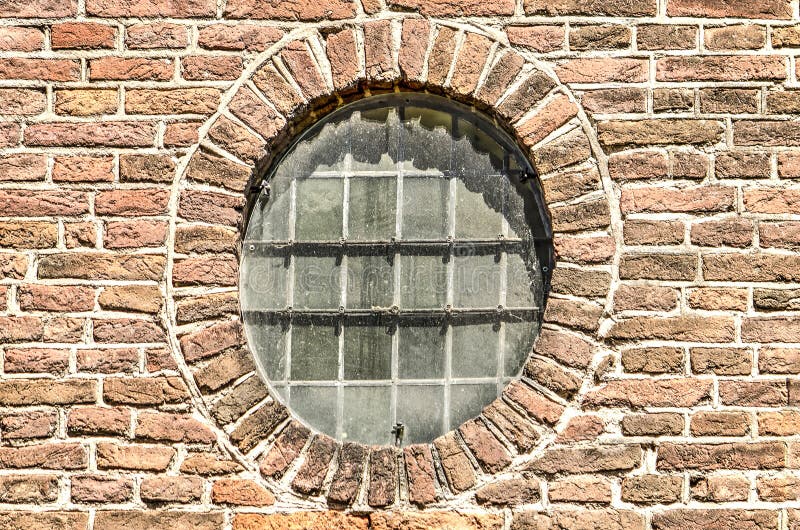 Ovaal Venster In Bakstenen Muur Stock Afbeelding - Afbeelding bestaande ...