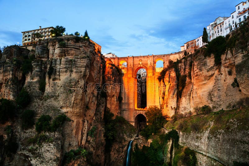 Ronda, Spain Ponte Nova Iluminada Sobre O Rio De Guadalevin Foto de ...