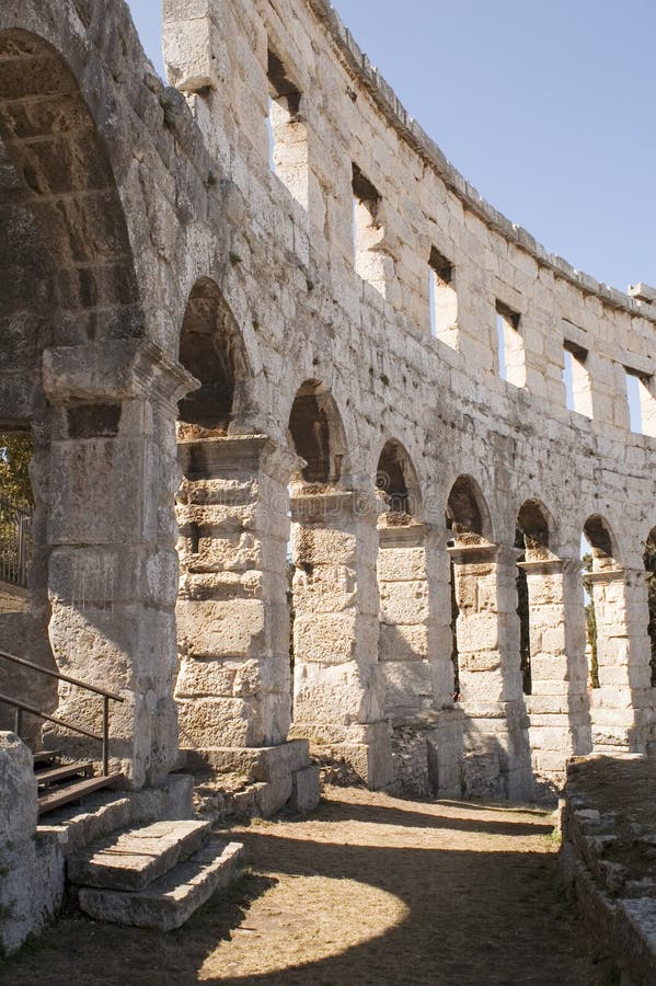 Ronde boog stock foto. Image of kolommen, gebouw, romein - 3057728