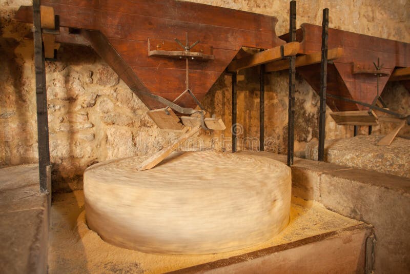 Ronde molensteen stock foto. Image of decoratief, antiquiteit - 36394422