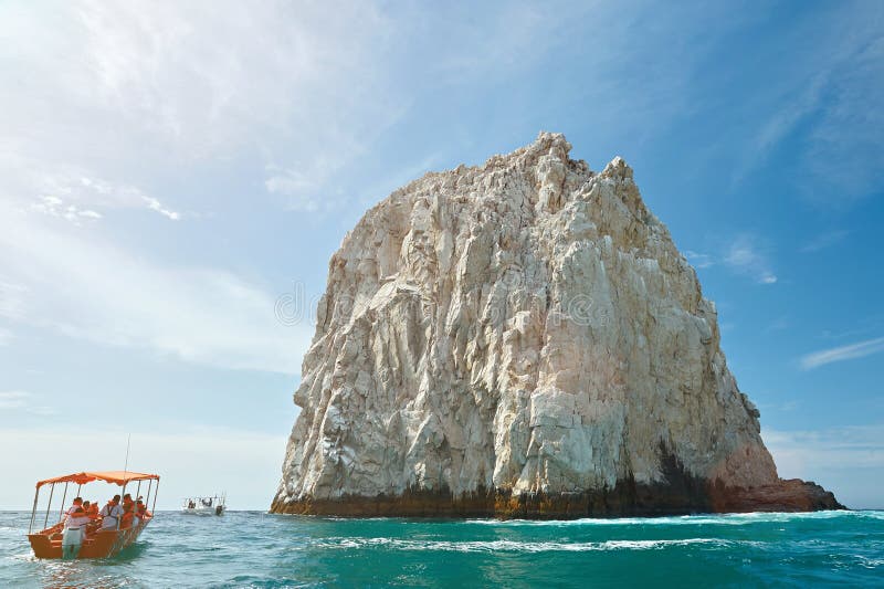 Rondvaart aan rots op zee stock foto. Image of mexico - 79592324