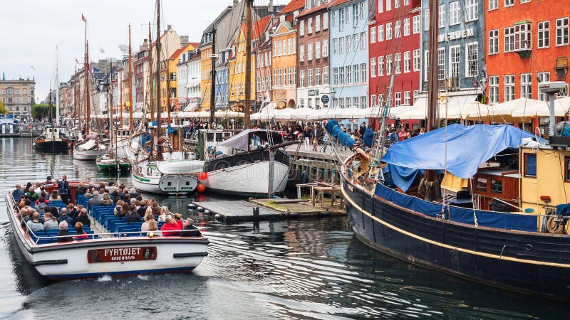 Rondvaart in Nyhavn-haven in Kopenhagen Redactionele Fotografie - Image ...