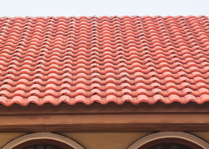 Rood dak van huis stock foto. Image of herstel, tegel - 73429958