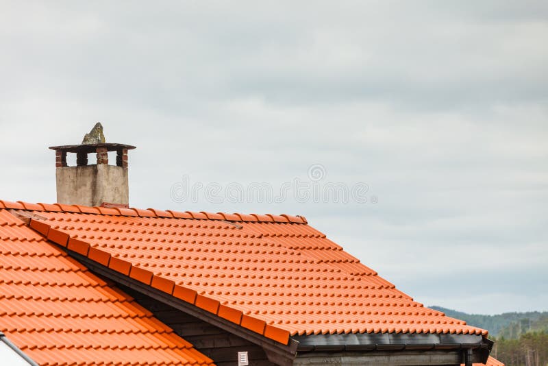 Rood Dak Van Huis Met Concrete Schoorsteen Stock Afbeelding - Image of ...