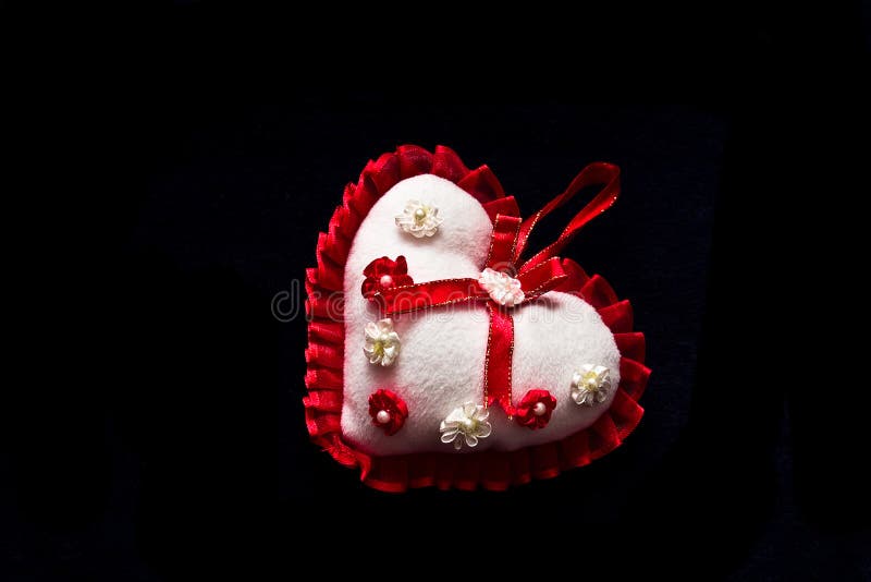 Rood En Wit Hart Op Zwarte Achtergrond Stock Afbeelding - Image of geel ...