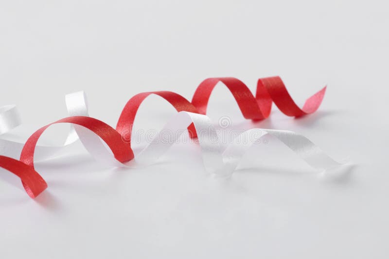 Rood en wit lint stock afbeelding. Image of ontwerp, rood - 11585637