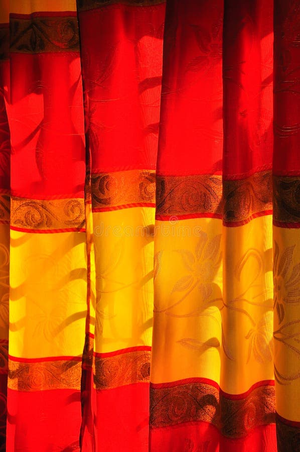 Rood Gordijn Van Een Klassiek Theater Dat Op Zwarte Achtergrond Wordt ...