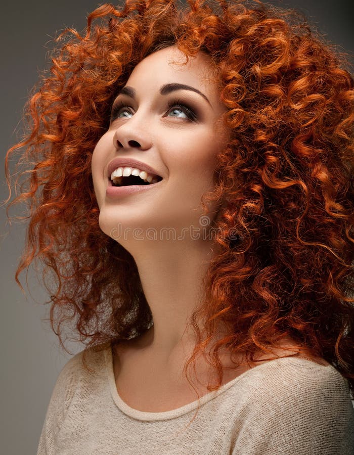 Rood Haar. Mooie Vrouw Met Krullend Lang Haar. Stock Afbeelding - Image ...