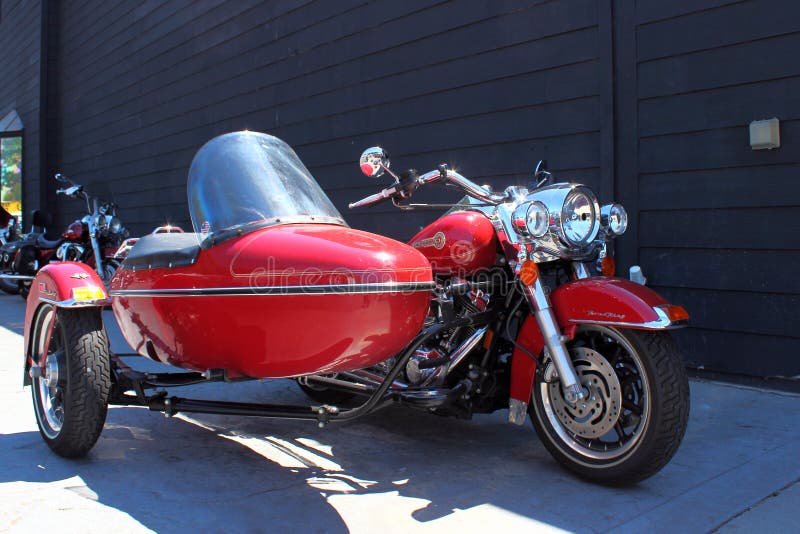 Rood Harley Davidson En Zijspan Redactionele Foto - Image of auto ...