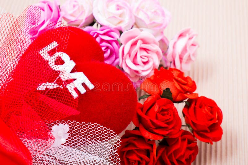 Rood Hart Met Liefdewoord En Rozen Stock Foto - Image of vorm, symbool ...