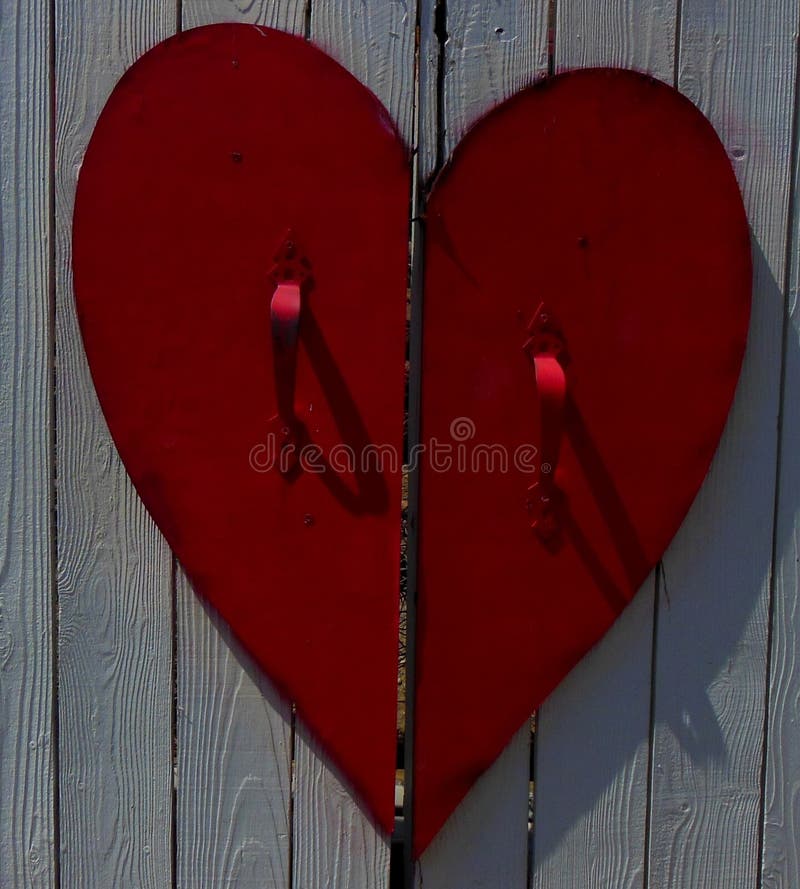 Rood hart op houten deur stock afbeelding. Image of daglicht - 54401247