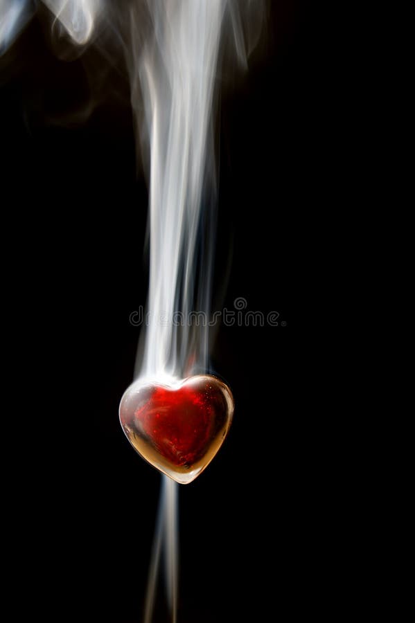 Rood hart in rook stock foto. Image of hartstocht, liefde - 9861746