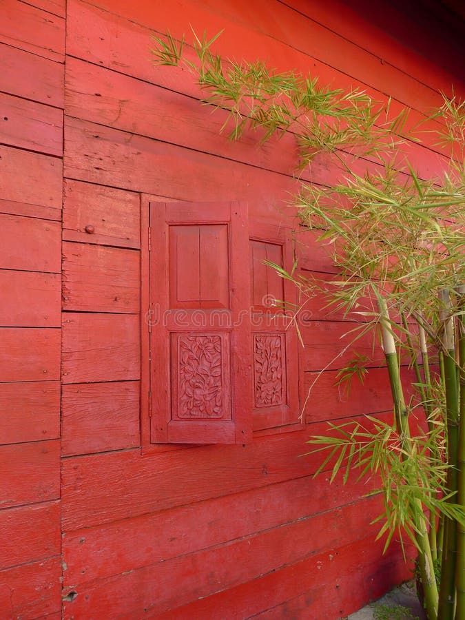 Rood hout en venster stock foto. Image of muur, bouw - 102380812