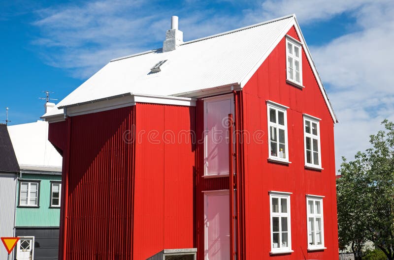 Rood huis met wit dak stock foto. Image of europa, kleurrijk - 59682658