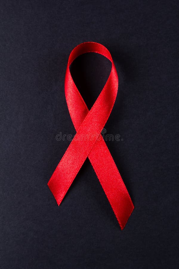 Rood Lint Als Symbool Van Hulpvoorlichting in Mensen` S Hand Stock ...